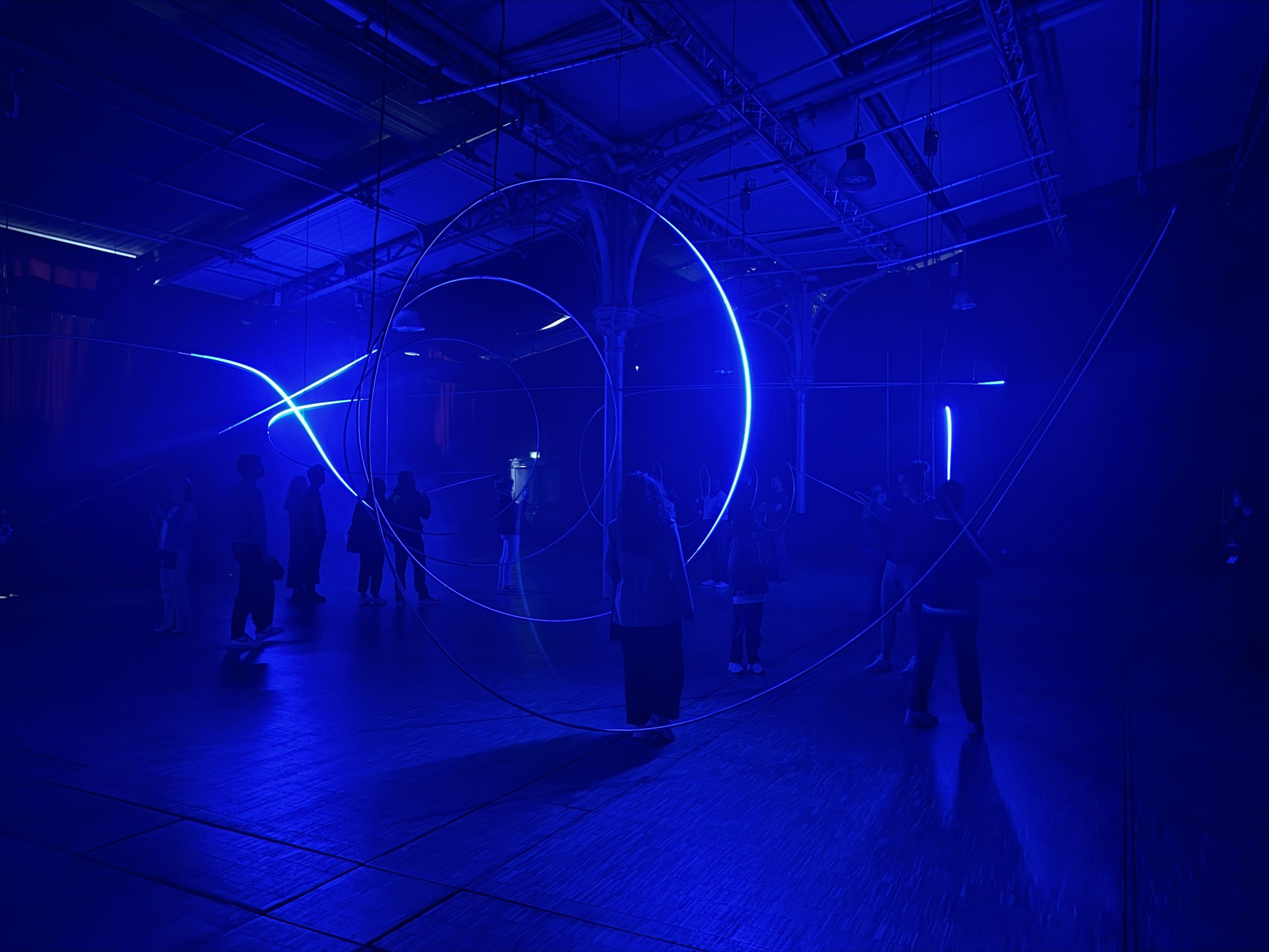 Célébrer la lumière à travers l’exposition immersive "Into the Light ...